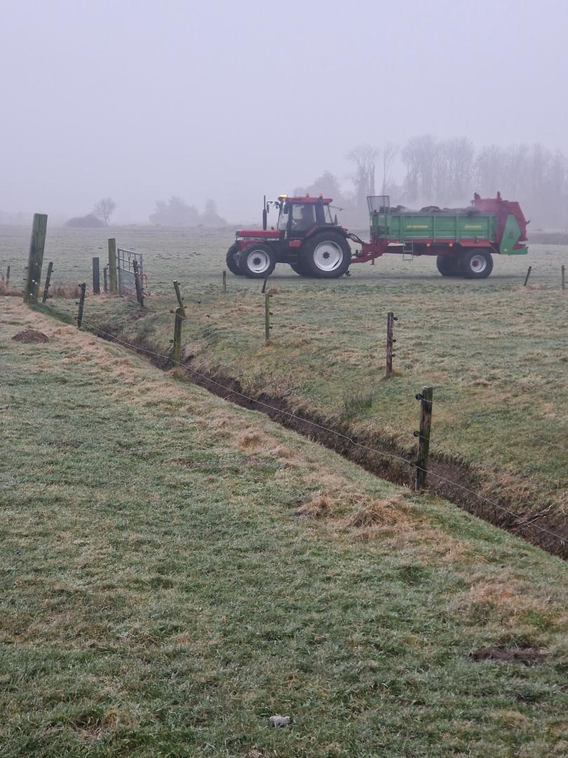 Vaste mest strooien met de 845xl plus en strautmann breedstrooier