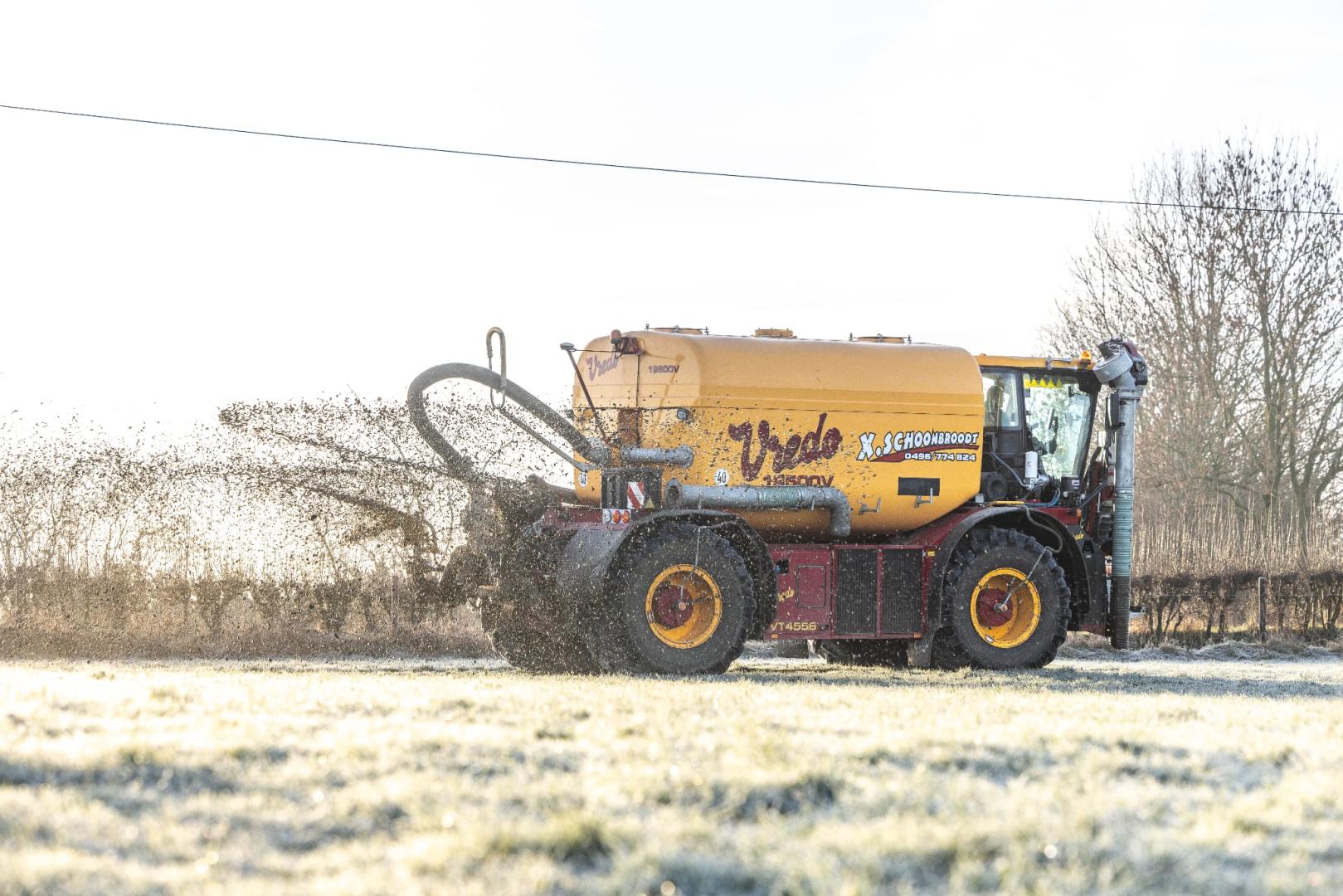 Vredo VT 4556 drijfmest uitrijden in Wallonië tijdens het mestseizoen