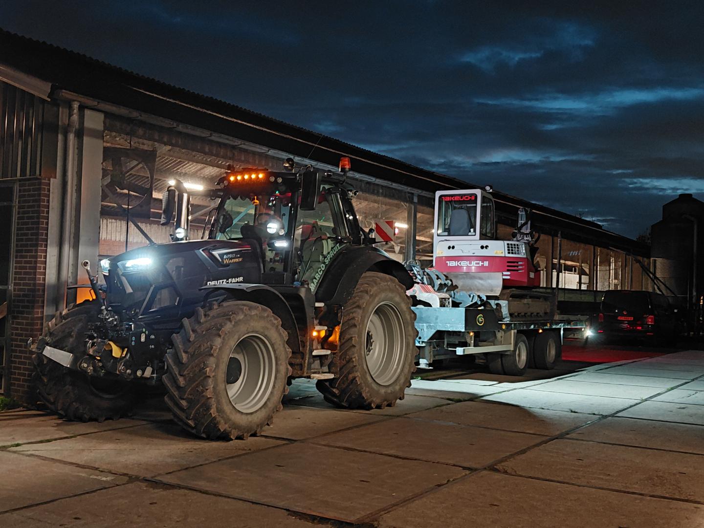 Takeuchi TB 80 in actie tijdens transport nabij huis