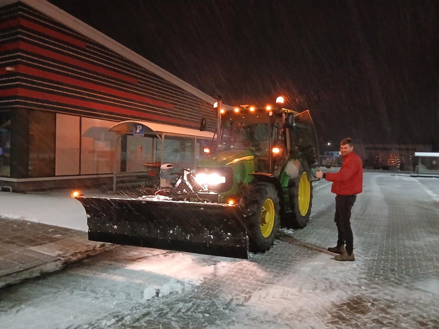 Team in actie: John Deere 6210 strooit en schuift in NH